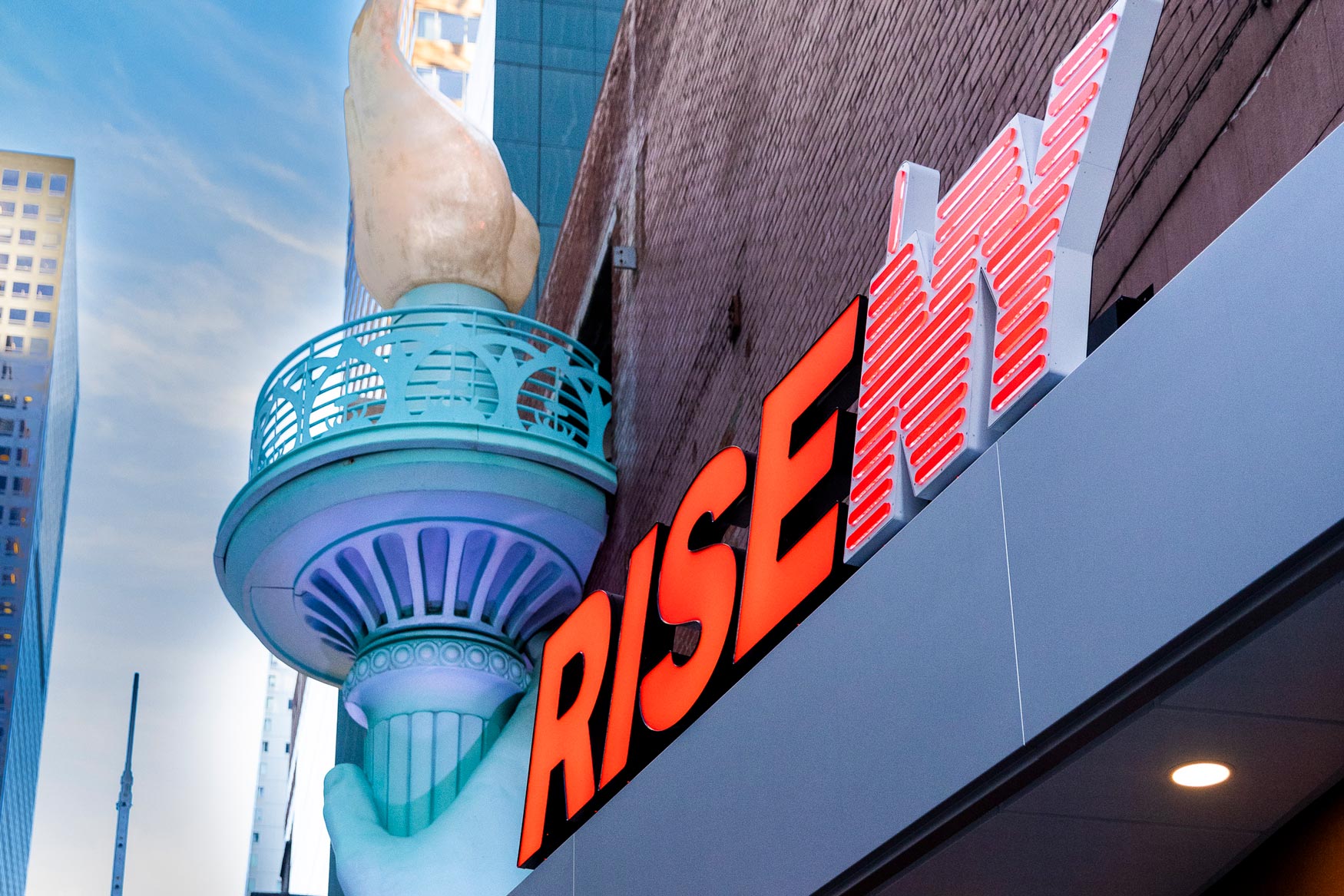 RiseNY op Times Square - Hey!USA